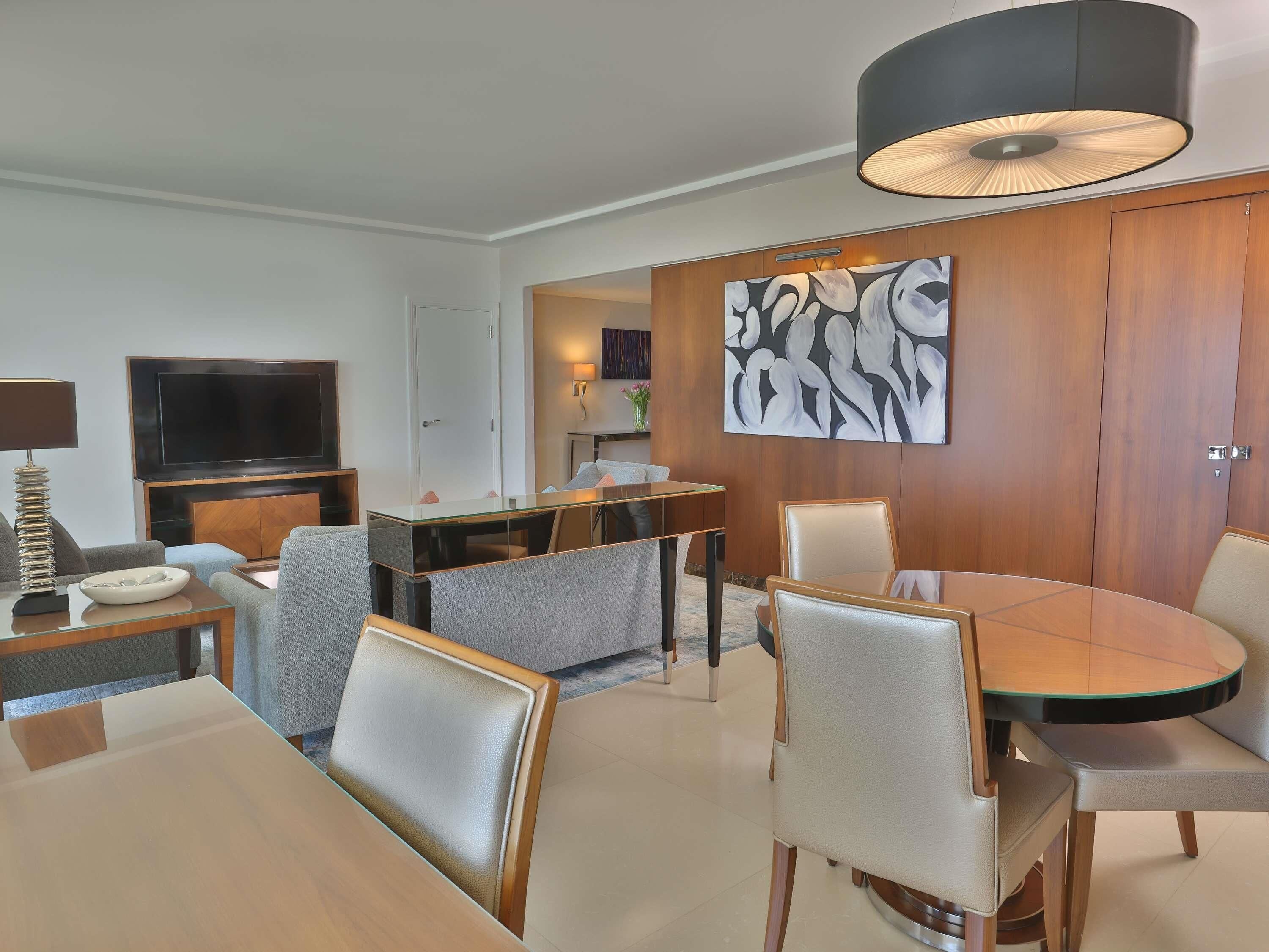 Suite, 1 cama king-size, vista para o mar (Diplomatic) | 1 quarto, minibar, cofre com capacidade para portátil, secretária 