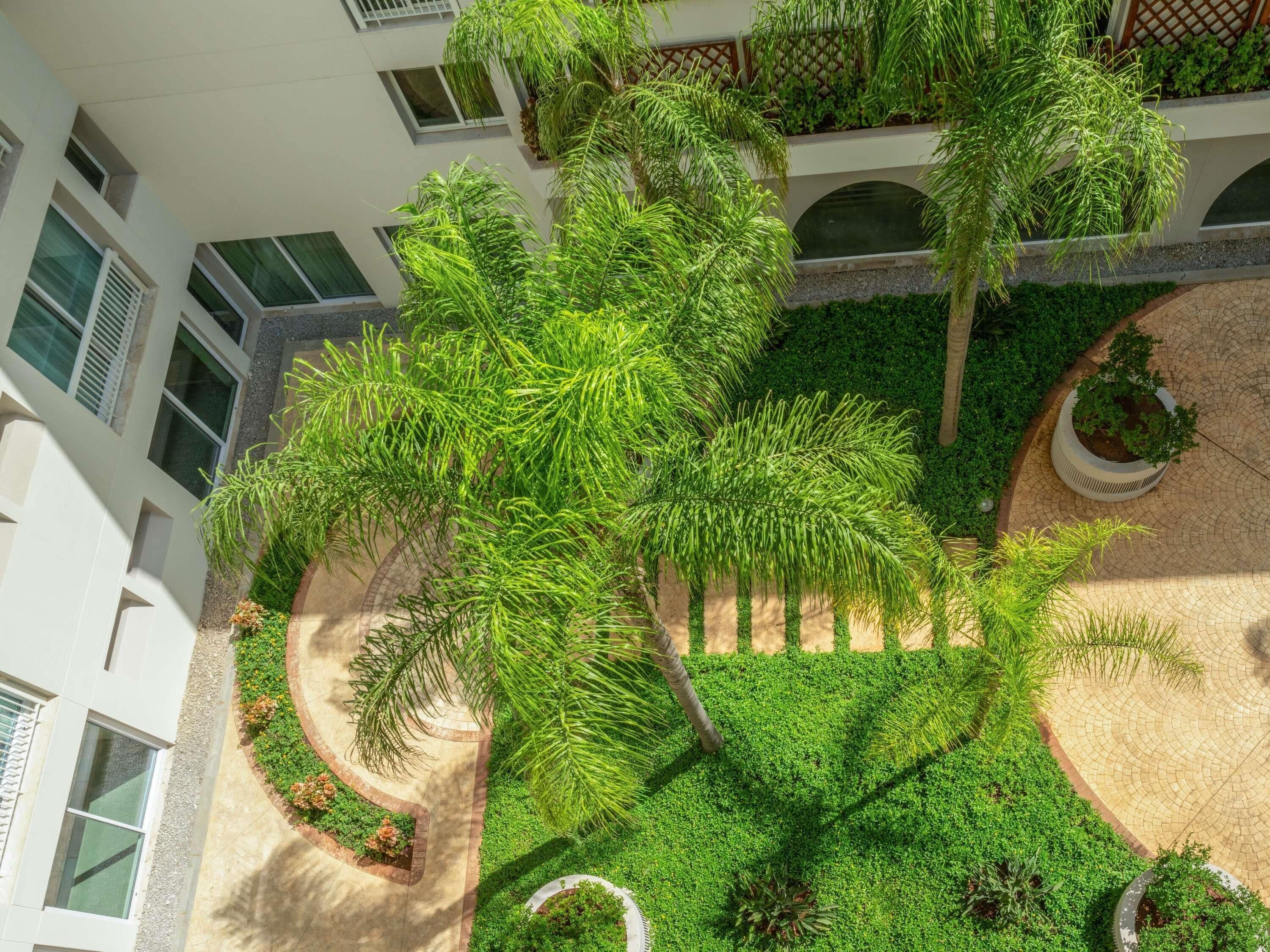 1 quarto, minibar, cofre com capacidade para portátil, secretária 