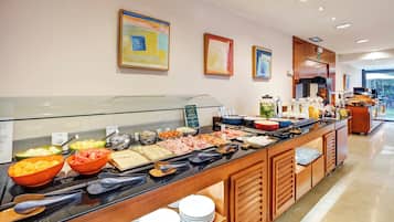 Café da manhã com buffet durante a semana (EUR 15 por pessoa)