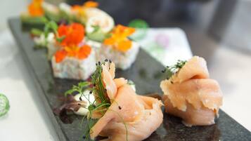 Uma seleção de sushi com diversos tipos e acompanhamentos.