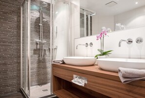 Quarto casal superior | Banheiro | Chuveiro, chuveiro com efeito de chuva