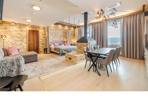 Aurora Borealis Suite | Frigobar, cofres nos quartos, Wi-Fi de cortesia, roupa de cama