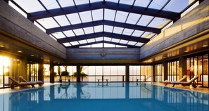 Piscina interior, piscina exterior, espreguiçadeiras 