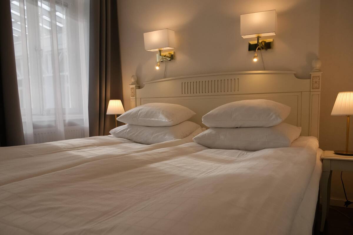 Quarto Standard, 1 cama de casal, não fumadores | Camas de colchão pillowtop, secretária, cortinas/cortinados opacos 