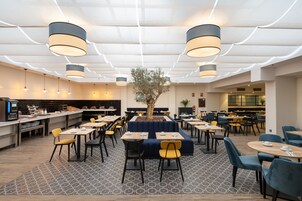 Pequeno-almoço tipo buffet diário mediante uma taxa
