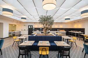 Pequeno-almoço tipo buffet diário (7 EUR por pessoa) 