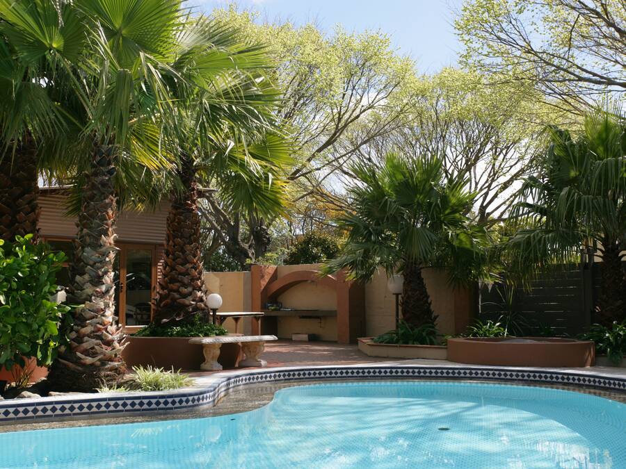Piscina externa, espreguiçadeiras