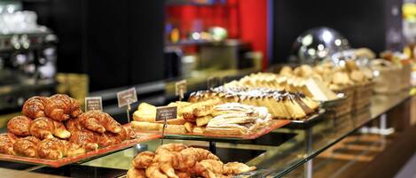 Vitrine de uma padaria com diversos produtos de panificação.
