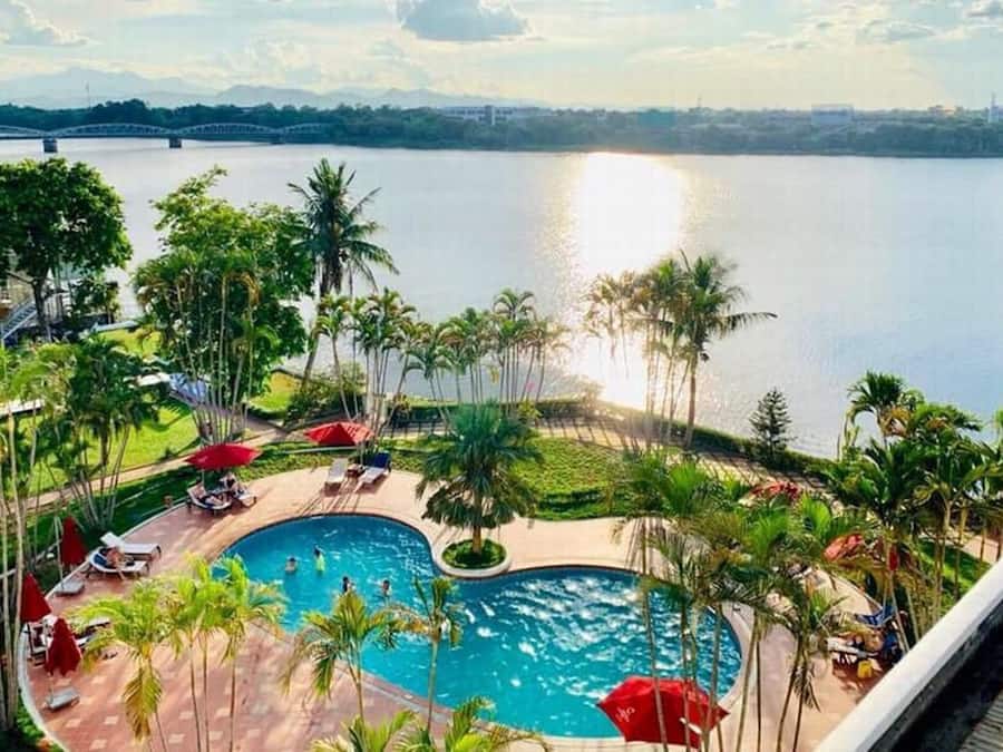 Piscina exterior, guarda-sóis, espreguiçadeiras