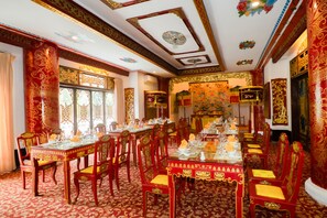 5 restaurantes, pequenos-almoços servidos 