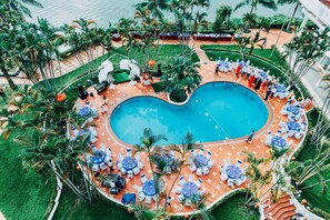 5 restaurantes, pequenos-almoços servidos 