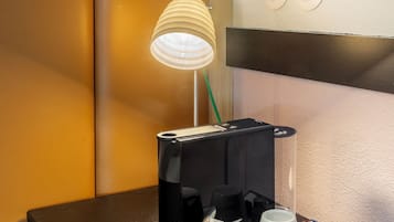 Escrivaninha, cortinas blackout, quartos à prova de som