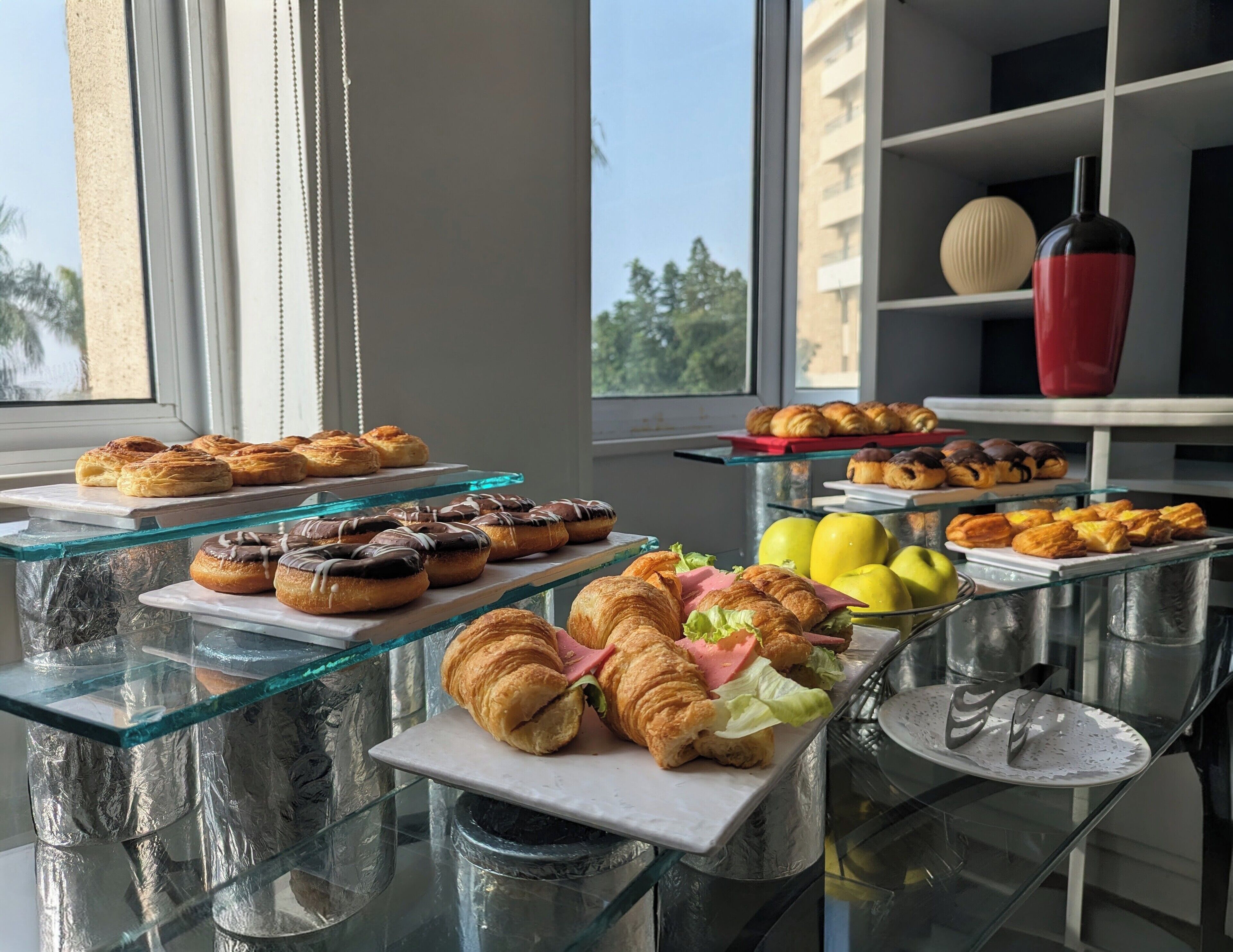 Pequeno-almoço tipo buffet diário (11 EGP por pessoa) 