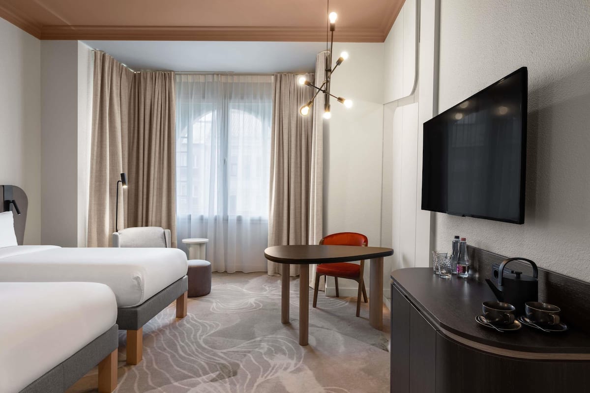 Quarto superior, 2 camas de solteiro | Roupas de cama antialérgicas, frigobar, cofres nos quartos, escrivaninha