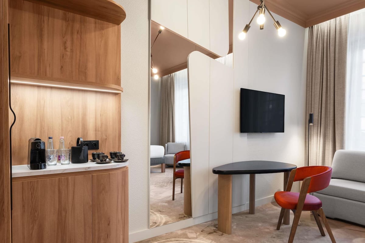 Quarto luxo, 1 cama de casal e sofá-cama | Roupas de cama antialérgicas, frigobar, cofres nos quartos, escrivaninha