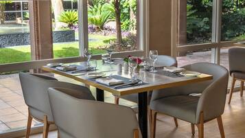 2 restaurantes, pequenos-almoços servidos, cozinha internacional