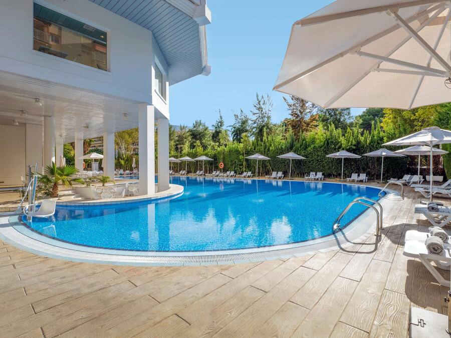 Piscina exterior sazonal, guarda-sóis, espreguiçadeiras