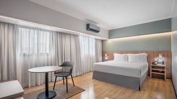 Innside Premium Room Queen | Minibar com produtos grátis, cofre no quarto, secretária