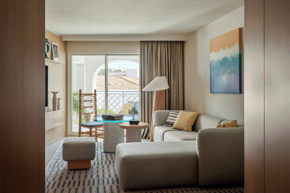 Suíte luxo, 1 cama King, sacada | Roupas de cama premium, frigobar, cofres nos quartos, cortinas blackout