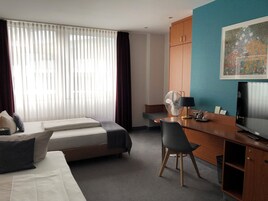 Quarto casal ou duplo standard | Área de estar | TV de tela plana