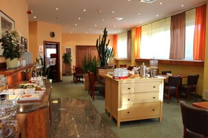 Café da manhã com buffet grátis todos os dias