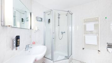 Quarto solteiro standard | Banheiro | Chuveiro, produtos de toalete grátis, toalhas de banho