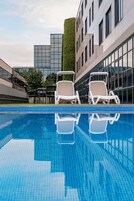 Piscina exterior sazonal, guarda-sóis, espreguiçadeiras