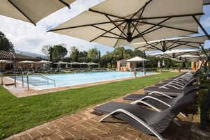 Piscina exterior sazonal, guarda-sóis, espreguiçadeiras 