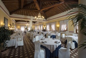 Pequenos-almoços servidos, cozinha italiana, com vista para a piscina 