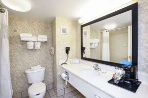 Quarto, 1 cama king-size, não fumadores | Casa de banho | Uma combinação polibã/banheira, artigos de higiene pessoal grátis 
