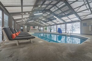 Piscina interna, funciona das 8h às 22h, espreguiçadeiras
