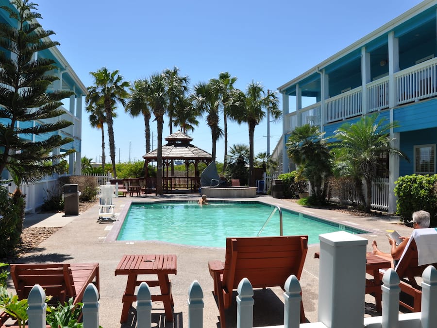 Piscina externa, espreguiçadeiras