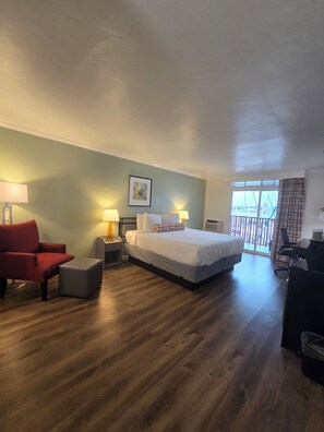Quarto Superior, 1 cama king-size, vista para a marina | Roupa de alta qualidade, edredões de penas, secretária 