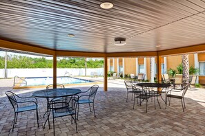 Piscina exterior, espreguiçadeiras