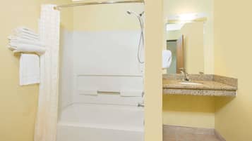 Quarto, 1 cama queen-size, acessível, não fumadores (Mobility) | Casa de banho | Uma combinação polibã/banheira, um secador de cabelo
