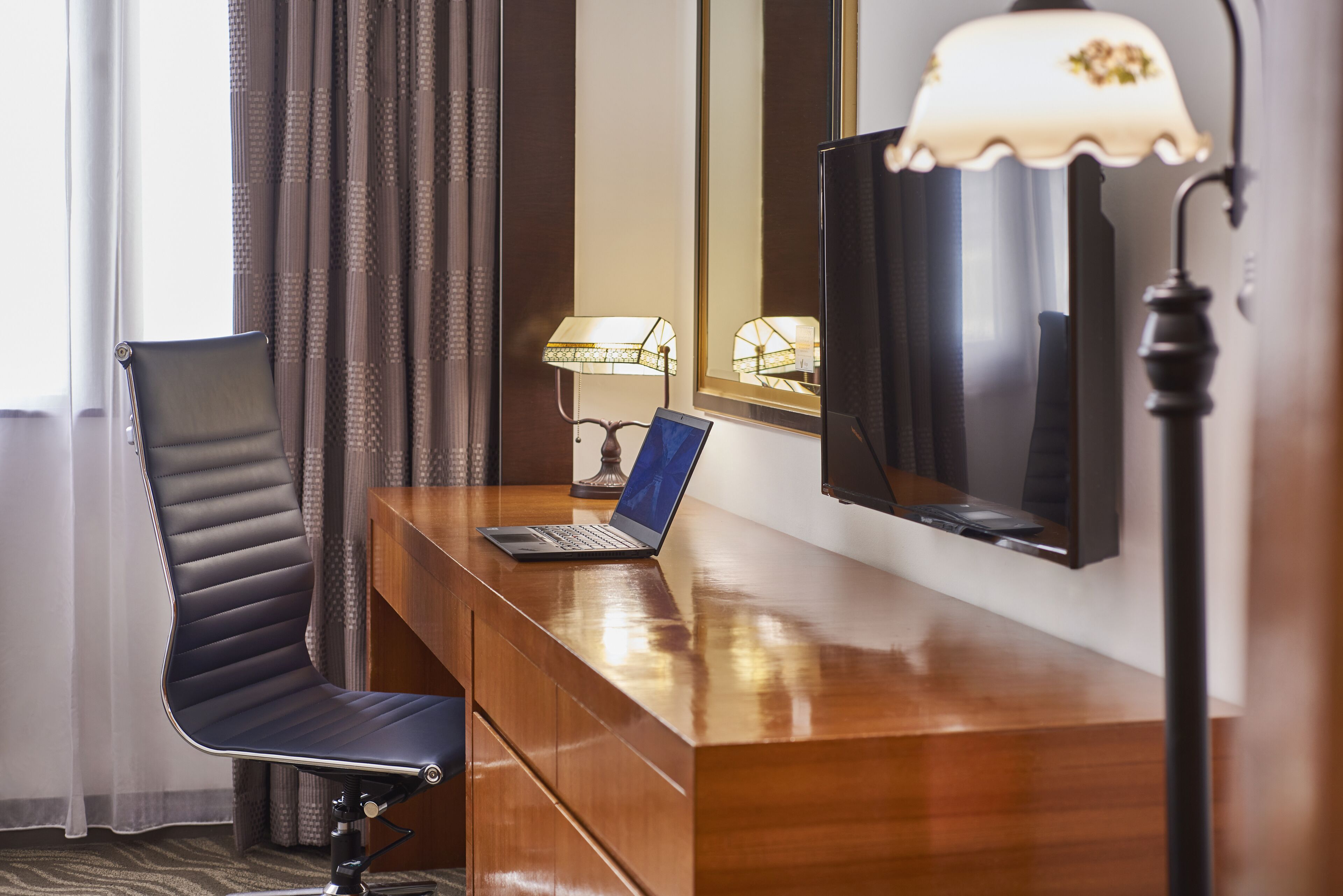 Roupa de alta qualidade, cofre no quarto, secretária 