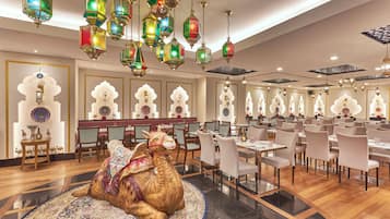 2 restaurantes, pequenos-almoços servidos, cozinha Halal