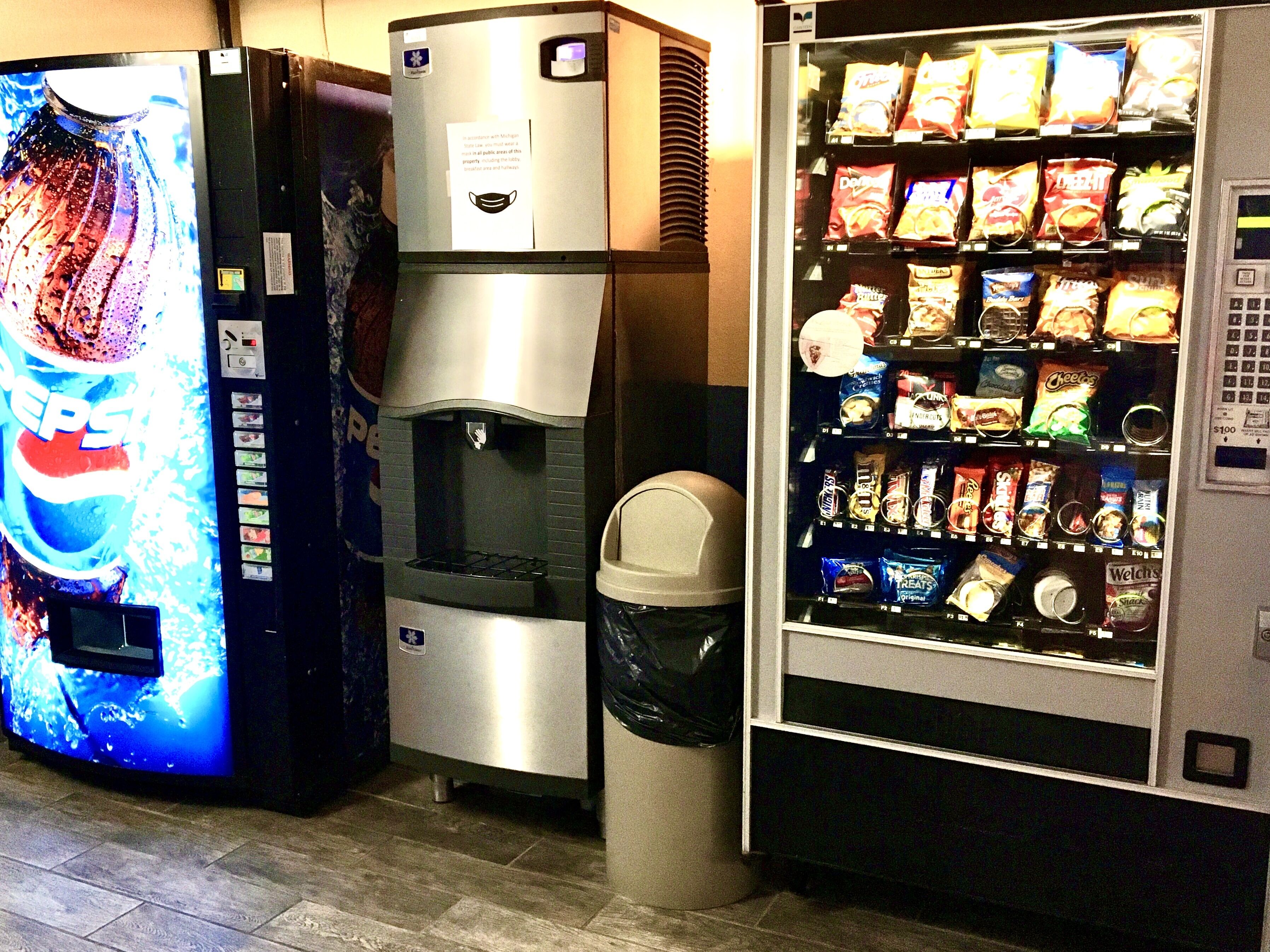 Máquina de vendas com lanches e água.