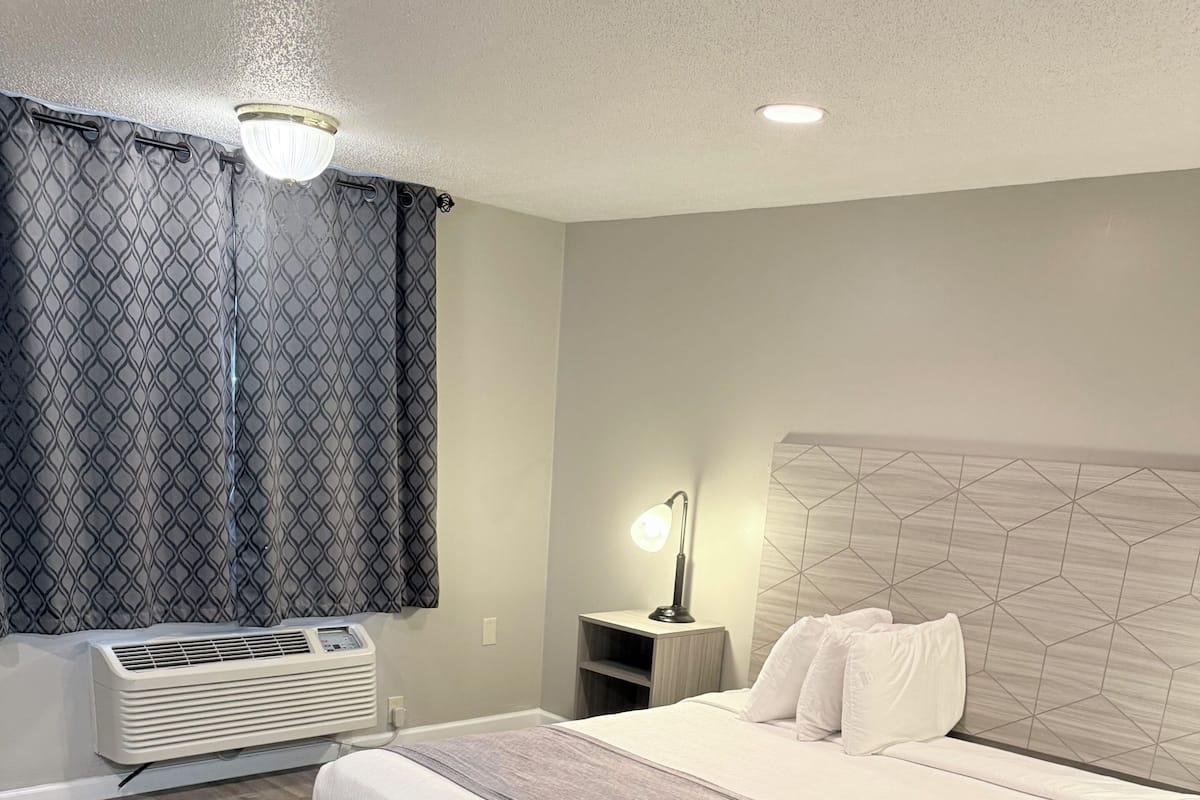 Quarto solteiro básico, 1 cama King, chuveiro com barras de apoio | Individualmente decorados, individualmente mobiliados, cortinas blackout