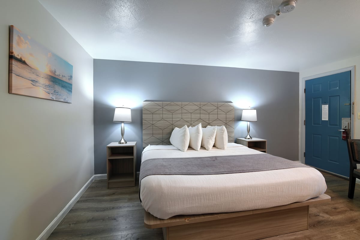 Quarto Básico, 1 cama king-size | Minifrigorífico