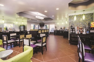 Café da manhã com buffet grátis