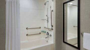 Estúdio, 1 cama queen-size e sofá-cama (Mobility/Hearing Accessible, Tub) | Casa de banho | Uma combinação polibã/banheira, artigos de higiene pessoal grátis