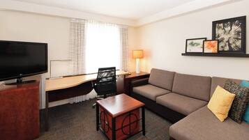 Roupa de alta qualidade, cofre no quarto, secretária