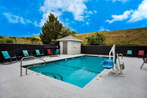 Piscina externa sazonal, funciona das 8h às 22h, guarda-sóis