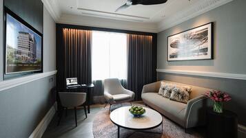 Park Suite 1 King | Área de estar | TV de tela plana 50 polegadas com canais a cabo, TV