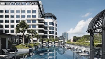 Piscina externa, espreguiçadeiras