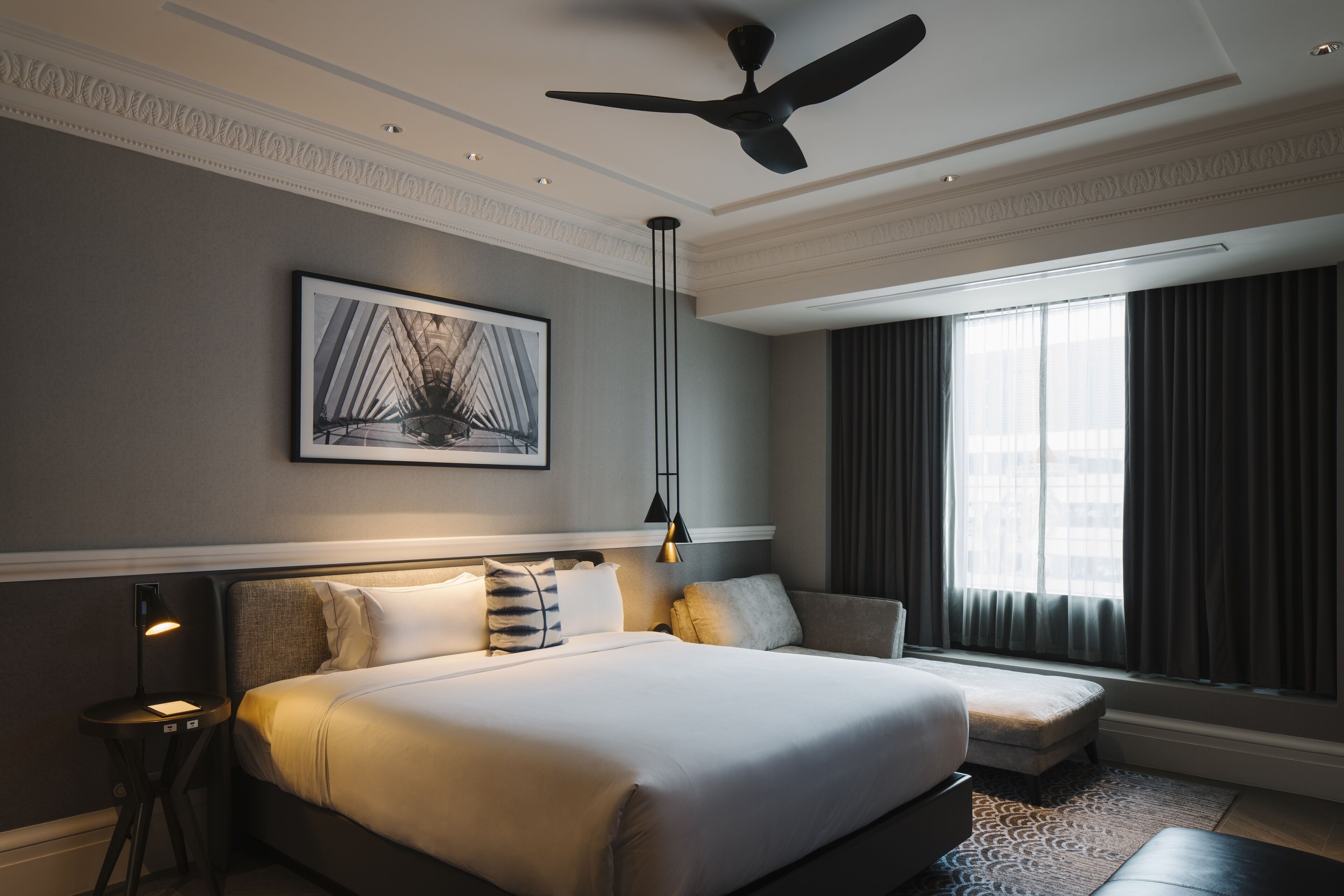 Coleman Suite 1 King | Cofres nos quartos, escrivaninha, cortinas blackout