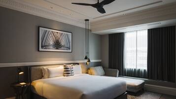 Coleman Suite 1 King | Cofres nos quartos, escrivaninha, cortinas blackout