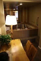 King Bed w/ Spa | Casa de banho | Artigos de higiene pessoal grátis, um secador de cabelo 