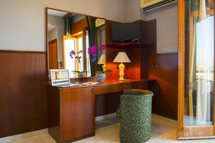 Frigobar, cofres nos quartos, escrivaninha, berços (sobretaxa)